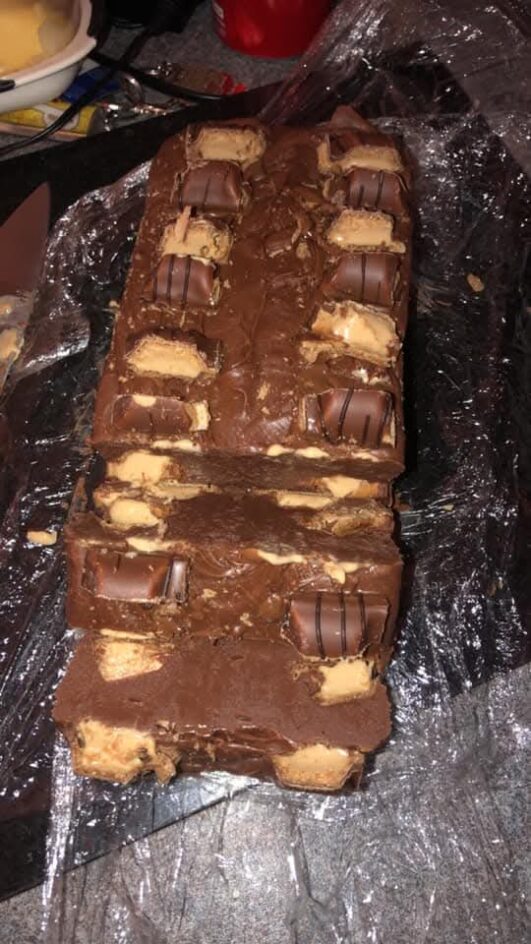 Slow Cooker Fudge Recipes (M&M, Snickers, Galaxy Fudge etc) - Slow ...